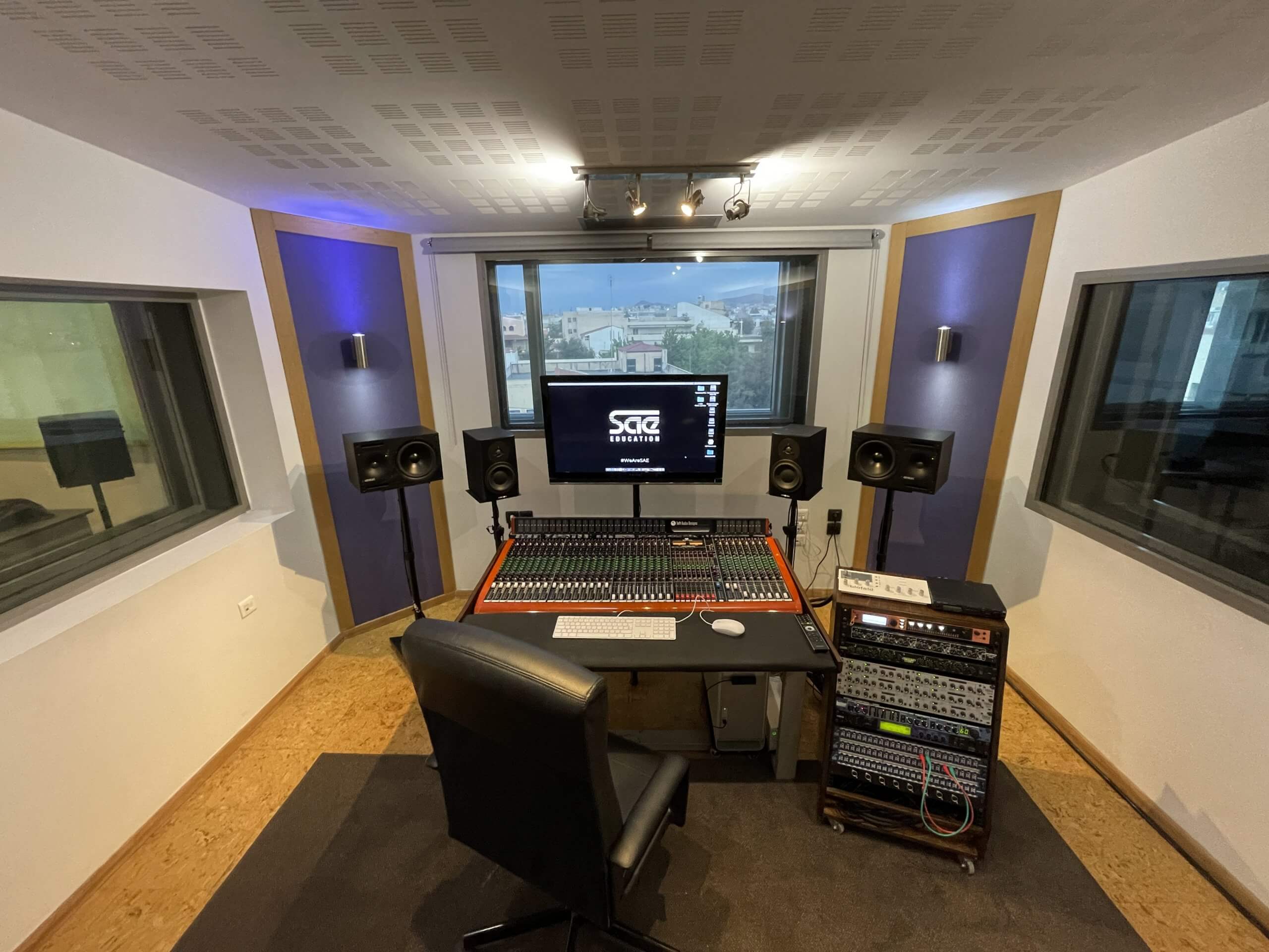 Campus Upgrade: Κονσόλα ήχου Toft ATB32 στο studio της SAE